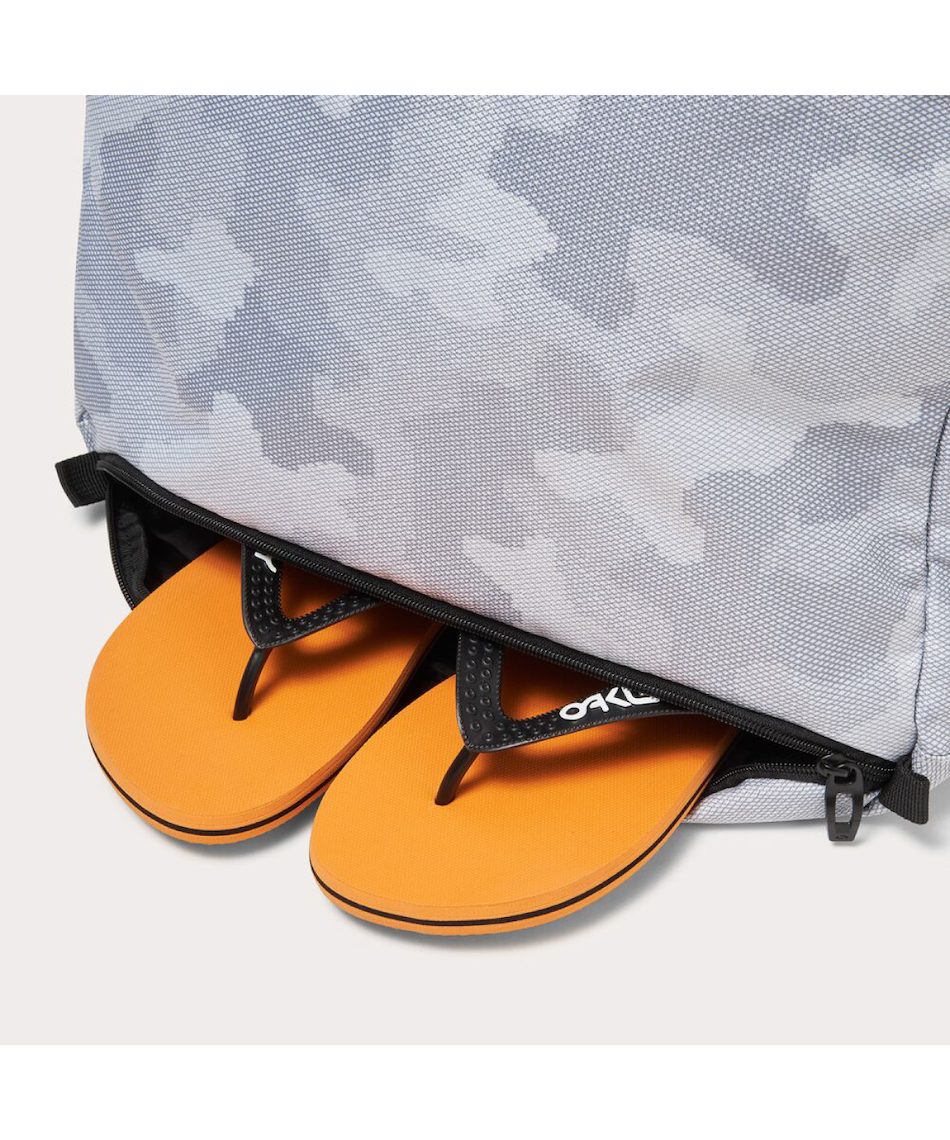 オークリー(OAKLEY) トートバッグ OAKLEY TOTE 17.0FW FOS901608-10K 【国内正規品】【2024年モデル ...